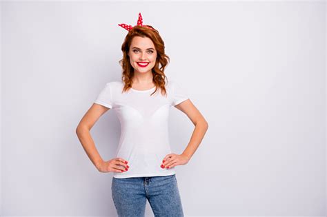 만족 사랑스러운 솔직한 여자의 초상화 는 그녀가 진짜 작업 노동자가 흰색 색상 배경 위에 고립 된 손을 허리를 넣어 상상 T 셔츠에 대한 스톡 사진 및 기타 이미지 Istock