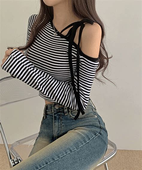 리본티여리여리 리본 단가라 스트라이프 언발 사선 어깨트임 오프숄더 긴팔 크롭 티셔츠 크롭티 에이블리