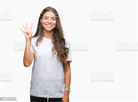 격리 된 배경에 보여주는 고 손가락으로 가리키는 젊은 아름 다운 아랍 여자 자신감과 행복 미소 하는 동안 4 번 가리키기에 대한