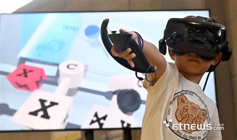 로보컵에서 가상현실 기기 체험 전자신문