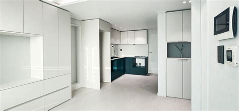 햇살이 비추는 은은한 그레이 톤에 컬러 포인트를 얹은 감각 인테리어 라이프스타일 슈퍼앱 오늘의집