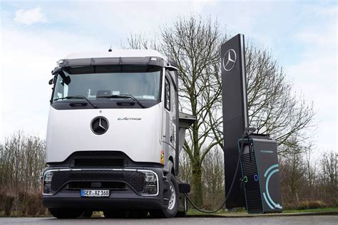 Spirii Og Daimler Laver Europæisk Ladenetværk Til Lastbiler