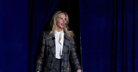 해리스와 ‘20년 우정 잡스 부인…대선 승리 시 공직 진출 예측도