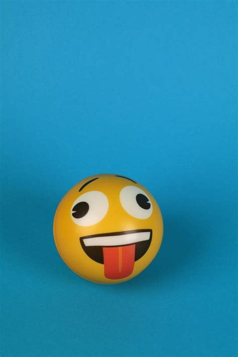 Copy Space 감정 표현 고립된 공 귀여운 기발한 기발한 예술 노란 공 눈길을 끄는 다채로운 단순한 데스크톱 바탕화면 둥근 레크리에이션 만화