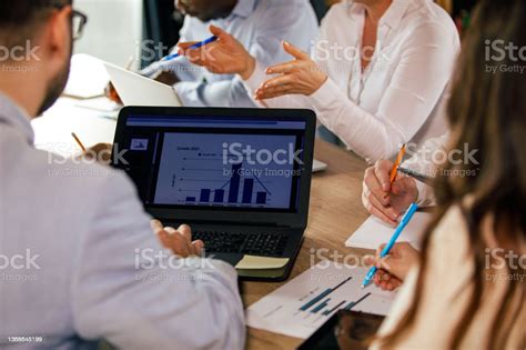 회의 중 랩톱 및 문서에 대한 데이터를 검토하는 비즈니스 인 20 24세에 대한 스톡 사진 및 기타 이미지 20 24세