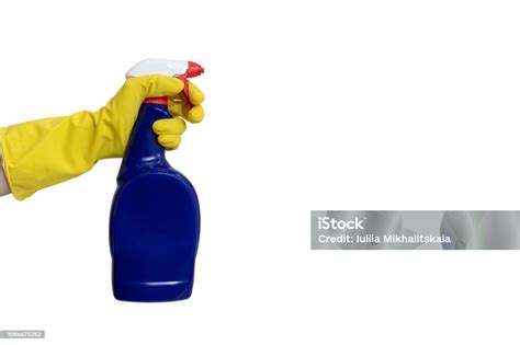노란색 고무 장갑 들고 복사 공간 흰색 절연 블루 청소 스프레이 병 가까이에 손을 세척 청소 하 고 닦는 개념 분무기 병에 대한 스톡 사진 및 기타 이미지 Istock