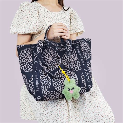 Lilly M กระเป๋าผ้าแคนวาสรุ่น Lilly ไซส์ M สายสะพายคู่ ถือสะพายได้ 2 แบบ By Zappgirlbrabra