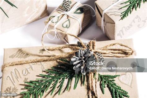 크리스마스선물은 소나무 콘과 나뭇가지로 장식된 선물 상자로 하얀 배경에 장식되어 있으며 휴일을 준비합니다 선택적 초점 12월에 대한 스톡 사진 및 기타 이미지 Istock