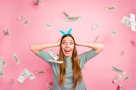 그녀의 초상화 그녀 보기 꽤 매력적인 사랑 스러운 쾌활 한 쾌활 한 기쁜 깜짝 놀랄 직선 머리 소녀 중 비행 관심 이익 고립 된 핑크 파스텔 배경 100에 대한 스톡 사진