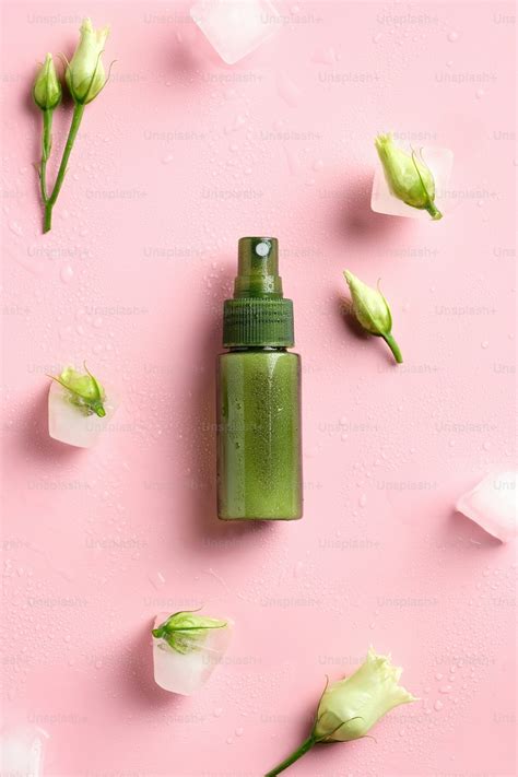녹색 스프레이 병 얼음 조각 분홍색 배경에 봄 꽃 플랫 레이 평면도 천연 화장품 개념입니다 사진 Unsplash의 상품 이미지