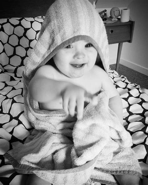 Apr S Le Bain Et Avant Le Pyjama Il Y A Eu Le Rituel Des C Lins Sur Le Lit De Papa Et Maman