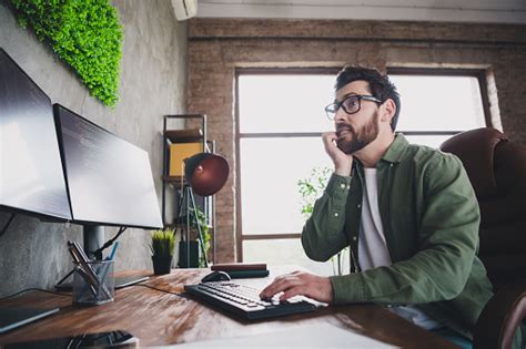 사진 전문 그것 전문가 젊은이 물린 손가락 손톱 컴퓨터 바탕 화면 로프트 인테리어 사무실 실내 40 44세에 대한 스톡 사진 및
