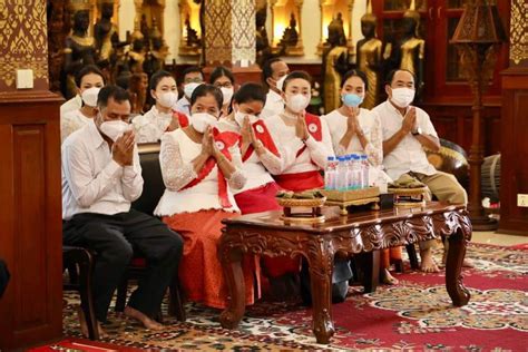 តំណាងសម្តេចកិត្តិព្រឹទ្ធបណ្ឌិត ប៊ុន រ៉ានី ហ៊ុនសែន បានអញ្ជើញបូជាទៀន ធូប ផ្កាភ្ញី