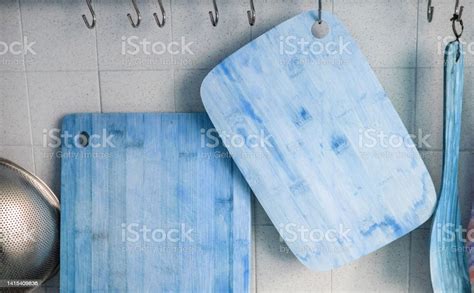 금속 후크의 타일 벽에 매달려있는 두 개의 나무 커팅 보드의 클로즈업 파란색 색조 0명에 대한 스톡 사진 및 기타 이미지 0명 가정 생활 가정 주방 Istock
