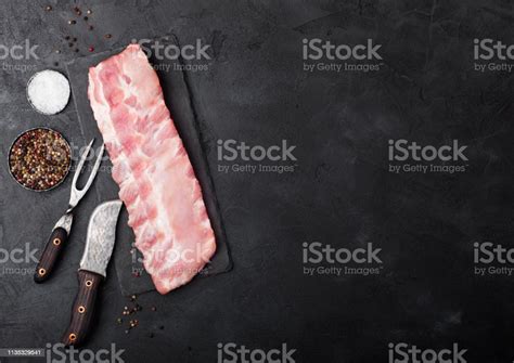 마에 신선한 원시 돼지 갈비와 검은 돌 배경에 빈티지 고기 포크와 나이프 소금과 후추 텍스트 공간 고기에 대한 스톡 사진 및 기타 이미지 Istock