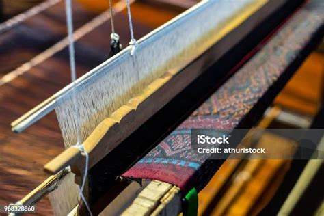 닫기 최대 실크 길 쌈 기계에 태국 전통 실크 수 제 실크 섬유 직조 짜기 깔개에 대한 스톡 사진 및 기타 이미지 깔개 제조설비 직물 Istock