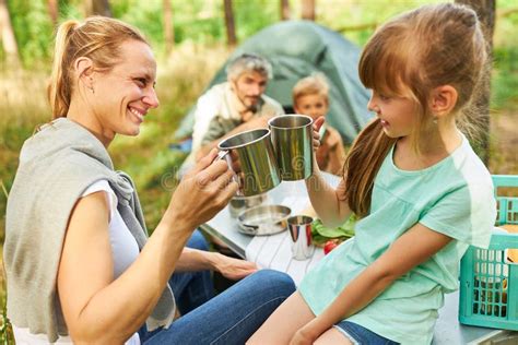 Madre E Hija Tostando Tazas En El Bosque En Verano Foto De Archivo Imagen De Alimento