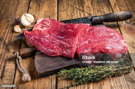 칼을 들고 정육점 도마에 생 소고기 스테이크를 곁들입니다 나무 배경 위쪽 보기 안창살 스테이크에 대한 스톡 사진 및 기타 이미지