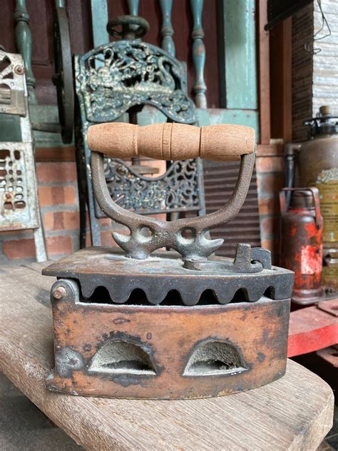 Seterika Tembaga Antik Hobbies And Toys Collectibles And Memorabilia