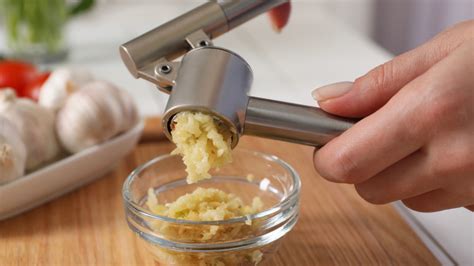 How To Press Garlic Without A Garlic Press Easy Diy Hacks The