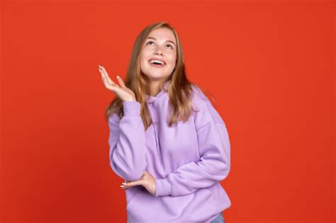 빨간 스튜디오 배경에 고립 된 꿈꾸는 젊은 아름다운 소녀의 반 길이 초상화 인간의 감정의 개념 18 19세에 대한 스톡 사진 및 기타 이미지 Istock