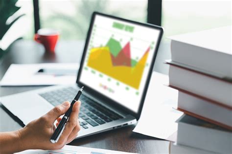 데이터 정보를 분석하기 위해 계산기 컴퓨터 노트북 종이 워크시트를 사용하는 은행 관리자의 젊은 여성 그녀는 은행 업무 및 환전 지불 계산 전문 금융입니다 개념에 대한 스톡