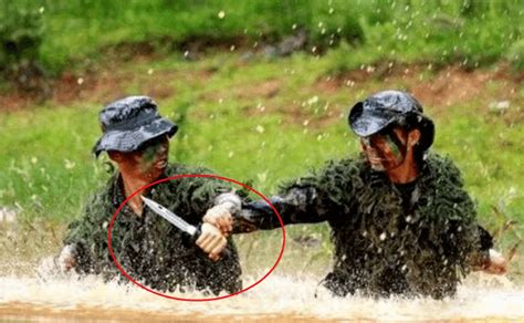 特种兵作战正握匕首，歹徒却以反握为主，哪种才是正确方式？ 冷兵器 的武器 刀柄