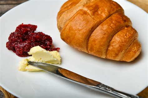 크루아상과 함께 아침 아침의 시작 신선한 프렌치 크루아상 나무 배경에 커피 컵과 갓 구운 크루아상 위에서 볼 수 있습니다 크루아상과 커피가 함께 된 아침 식사 0명에 대한