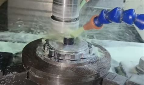 การกลึงชิ้นส่วนโลหะผสมไททาเนียมด้วยเครื่อง Cnc โดยใช้สารหล่อเย็นชนิดหนัก