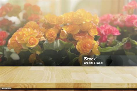 안개 속에 아름다운 흐릿한 노란색 장미 꽃이 있는 깨끗하고 밝은 나무 탁상용 카운터를 비우십시오 스파 및 자연 제품 광고 프리젠