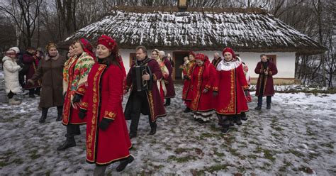 전통 의상 입고 성탄절 축하하는 우크라이나 사람들