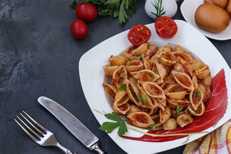 어두운 배경에 체리 토마토와 토마토 소스를 곁들인 콘치글리 이탈리아 파스타 껍질 수평 방향 상단 보기 복사 공간 건강한 생활방식에 대한 스톡 사진 및 기타 이미지 Istock