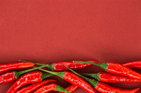 레드 핫 칠리 페퍼스 인기 있는 향신료 개념빨간 배경 평면도 텍스트에 대 한 평면 위치 무료 공간에 고립 된 일부 아름 다운 레드 핫 칠리 페 퍼 깍 지의 합성 고춧가루에