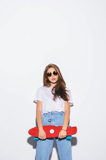 선글라스와 데님 옷 스케이트 보드 재미와 흰색 배경 위에 카메라를 보고와 서 행복 한 여자 가득 찬에 대한 스톡 사진 및 기타 이미지 가득 찬 길이 나이 Istock