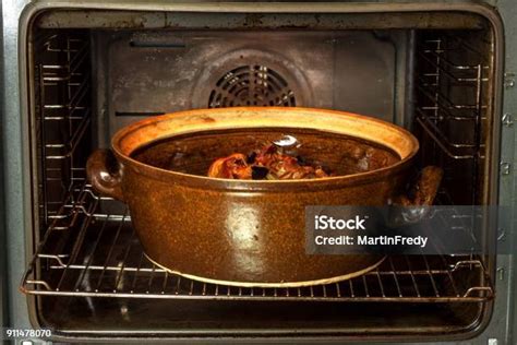 국내 전기 오븐 그리고 세라믹 냄비입니다 고기 굽는 요리 오븐에서 음식을 준비 하 고 전경에 대한 스톡 사진 및 기타 이미지