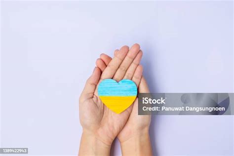 러시아와의 전쟁에서 우크라이나에 대한 지원 우크라이나의 국기와 마음의 상징을 들고 손 기도 아니 전쟁 전쟁을 중지하고 우크라이나와 서 0명에 대한 스톡 사진 및 기타 이미지