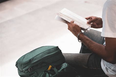 백 패 커와 기차역에서 젊은 여행자 철도 배낭 여행을 계획에 대 한 지도에 보이는 모자 여행 개념 가방에 대한 스톡 사진 및 기타 이미지 Istock