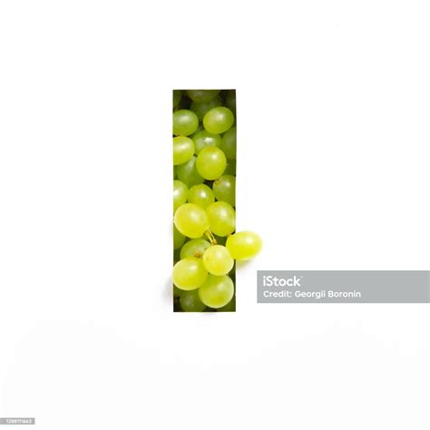 신선한 포도와 흰색에 고립 된 잘라 종이의 영어 알파벳의 편지 I 축제 디자인을 위한 그린 베리 서체 3차원 형태에 대한 스톡 사진 및 기타 이미지 Istock