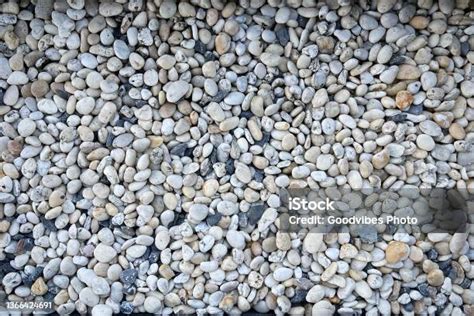 매끄러운 둥근 자갈 텍스처 배경 조약돌 바다 해변 클로즈업 어두운 젖은 조약돌과 회색 건조 조약돌 0명에 대한 스톡 사진 및 기타 이미지 Istock