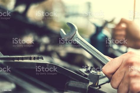 자동차 정비사 자동차 수리 서비스 및 유지 보수 자동차 검사에서 작업 자동차 정비사의 차고 기술자 손에서 작업 엔진오일교환에 대한 스톡 사진 및 기타 이미지 Istock