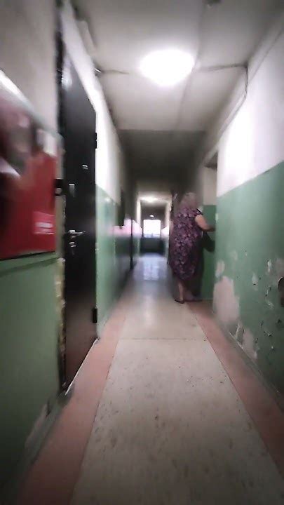 вышел только в туалет иду обратно тварь выползла давай в коробку стучать Youtube