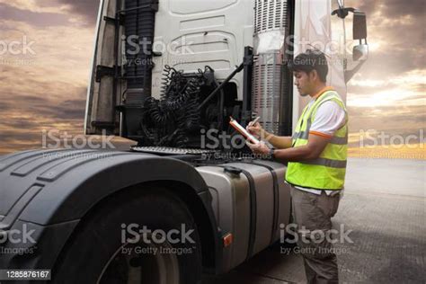 트루악 유지 보수 및 차량 검사 클립보드를 들고 있는 트럭 정비사 운전자가 세미 트럭의 대형 연료 탱크를 검사하고 있다 30 34세에 대한 스톡 사진 및 기타 이미지