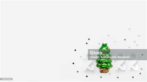 별 색종이와 흰색 배경에 크리스마스 트리 새해 2022 년 축제 배경 복사 공간 0명에 대한 스톡 사진 및 기타 이미지 0명 12월 31일 2022년 Istock