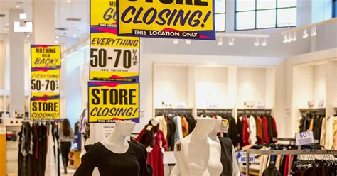 검은 긴 소매 셔츠와 흰 바지를 입은 남자가 흰 긴팔을 입은 여자 옆에 서 있습니다 사진 Unsplash의 무료 표현하다 이미지