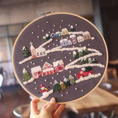 조이스티치 프랑스자수 Embroidery 여름지나기전에 겨우 완성 라탄을 표현해줄 입체스티치들과 비즈and 스팽글을 활용해서 여름패션 자수를 완성했어요 더워서 그런지