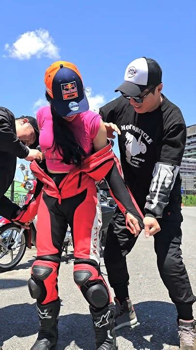 여자 옷을 벗기는 두남자 🚫 왜 안벗겨지지⁉️ Youtube