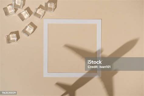 모래 색상 배경에 비행기 그림자와 얼음 조각의 상단보기 0명에 대한 스톡 사진 및 기타 이미지 0명 개념 개념과 주제 Istock