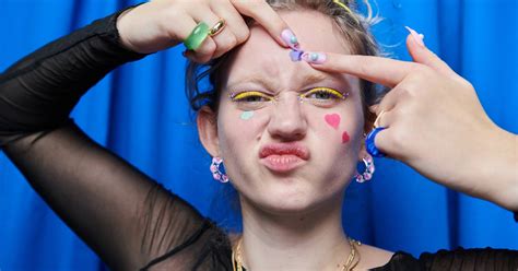 Les Patchs Anti Boutons Ludiques Nouveaux Symboles Dacceptation De Lacné Marie Claire