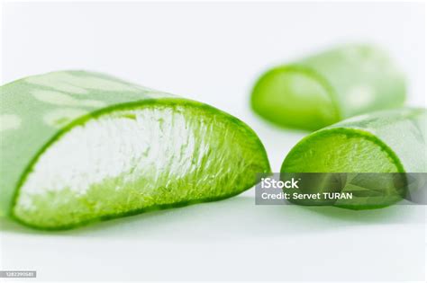 클로즈업 알로에 베라 보기 슬라이스 알로에베라 잎과 젤 민감한 피부를위한 천연 유기농 화장품 성분 대체 의학 유기농 스킨 케어 컨셉 0명에 대한 스톡 사진 및 기타 이미지