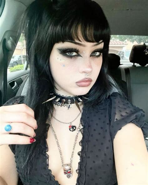 𝑨𝒚𝒂𝒏𝒂 ♡ Adlı Kullanıcının Edgy Goth Haircut Panosundaki Pin Makyaj